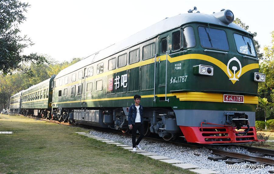 24-hour book bar transformed from retired green train opens in S China(1/4)
