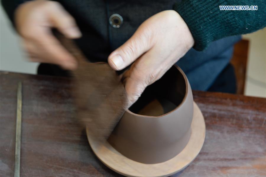 Inheritor of Yixing pottery making(1/9)