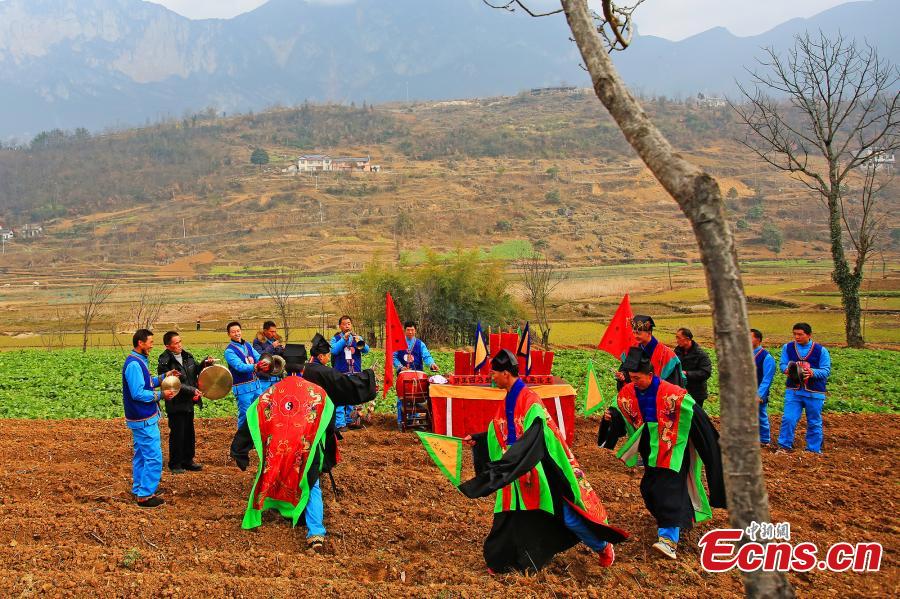Tujia people worship ancestors in traditional ways(8/9)
