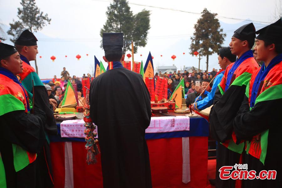 Tujia people worship ancestors in traditional ways(4/9)