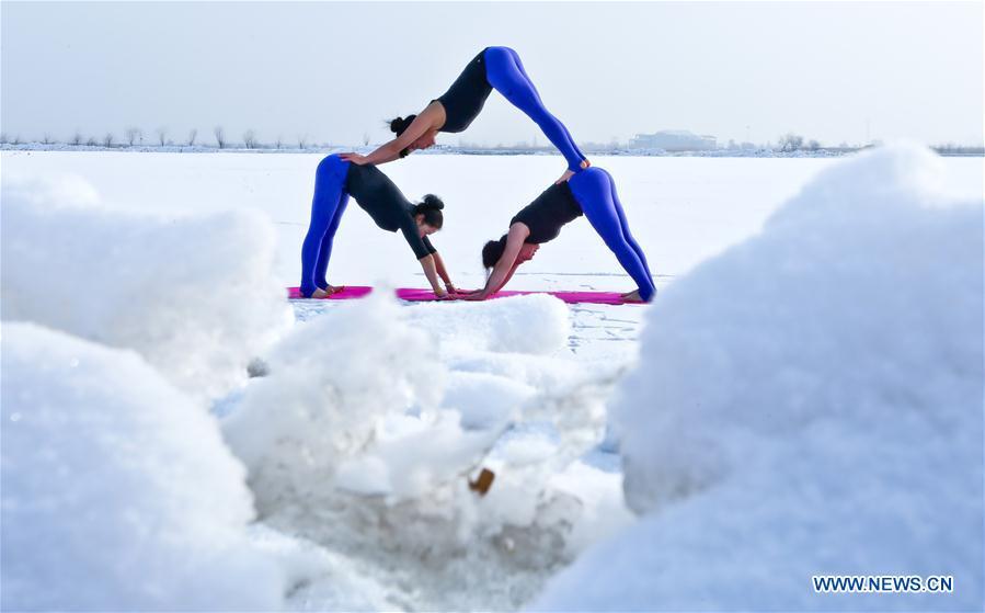 Yoga lovers practise yoga in snow in China's Gansu (5/5)
