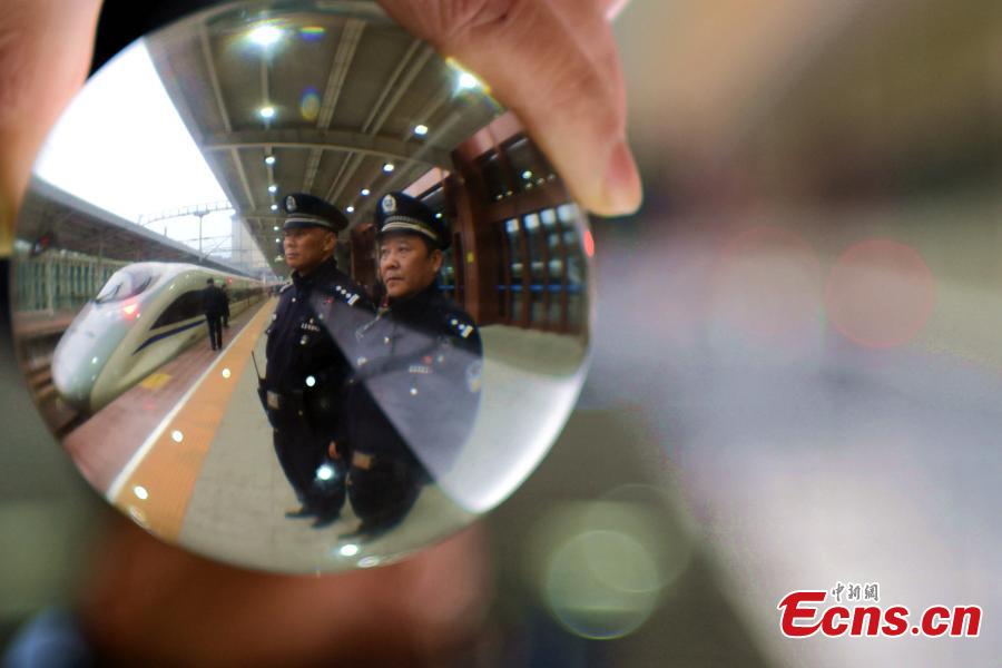 Crystal ball photography reveals busy police(1/7)