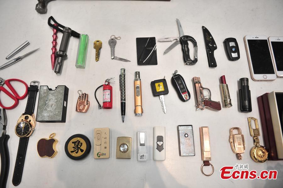 Restricted items displayed at airport(4/7)