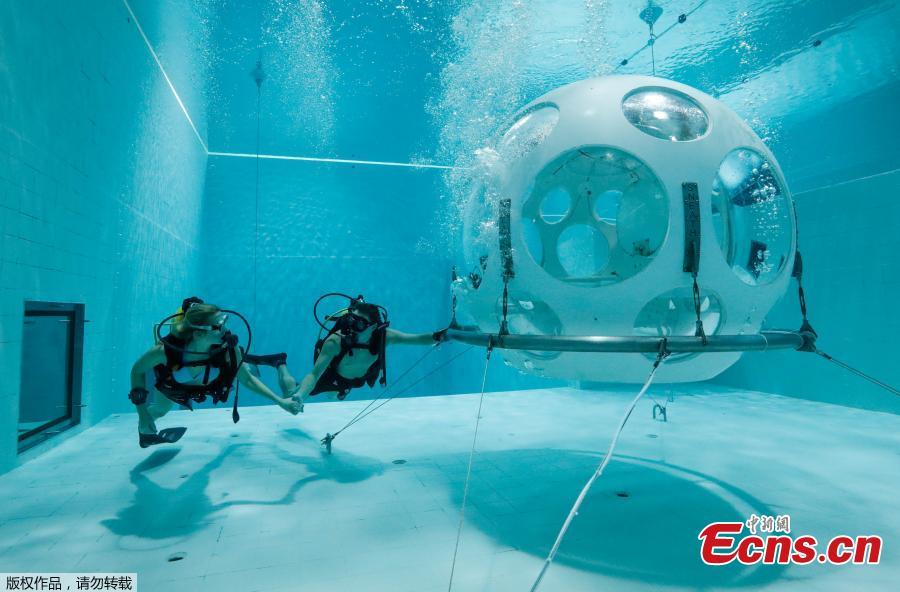 Ready for dinner 33 meters underwater in Brussels?(5/5)