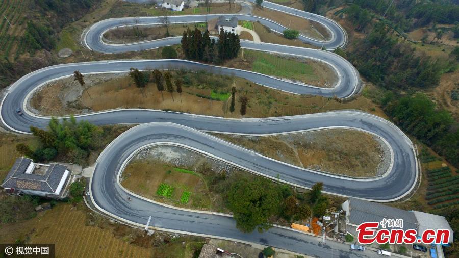 Mountain road known for sharp bends (1/3)