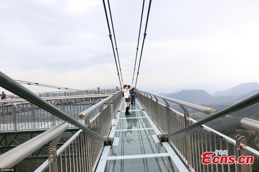 80 meters from the cliff edge! Thrilling skywalk opens in Chongqing(4/4)