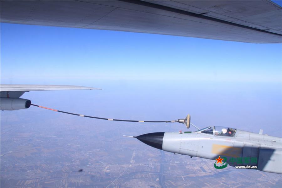 HU-6 aerial tanker deploys drogue system(6/7)