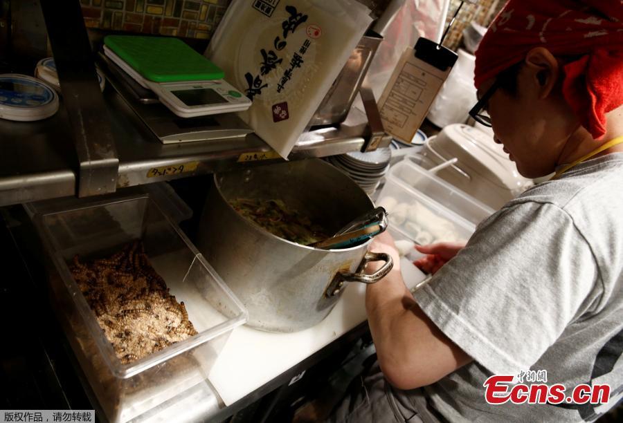 Ramen with deep-fried insects a sell out in Tokyo (7/9)