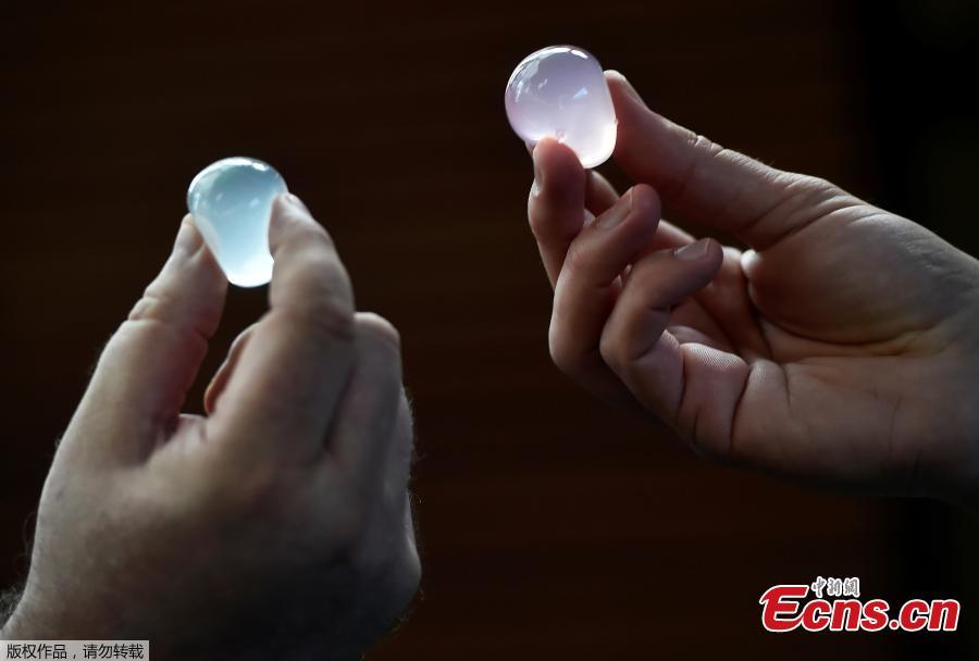 'Ooho,' tiny edible water blob, could address plastic bottle waste(4/5)