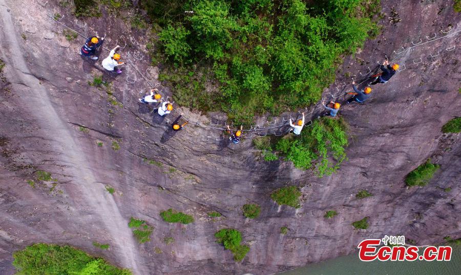 Thrilling 'Via Ferrata' route opens in central China(2/7)