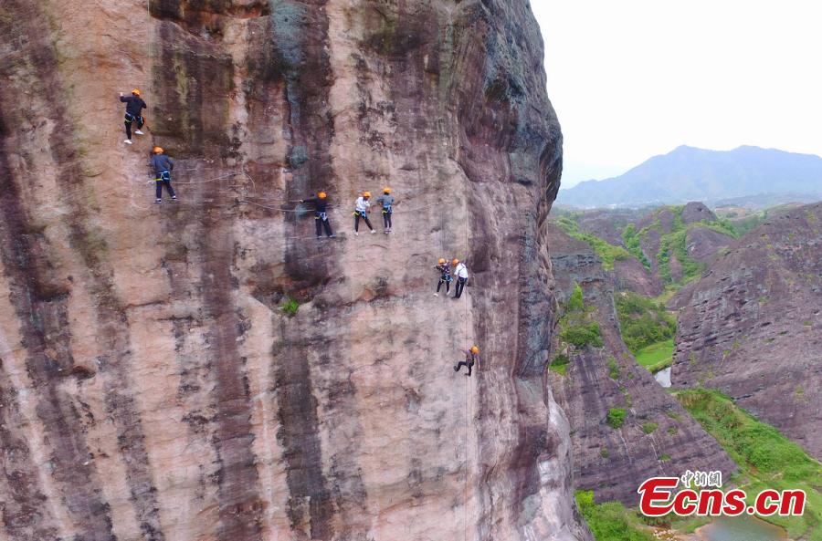 Thrilling 'Via Ferrata' route opens in central China(1/7)