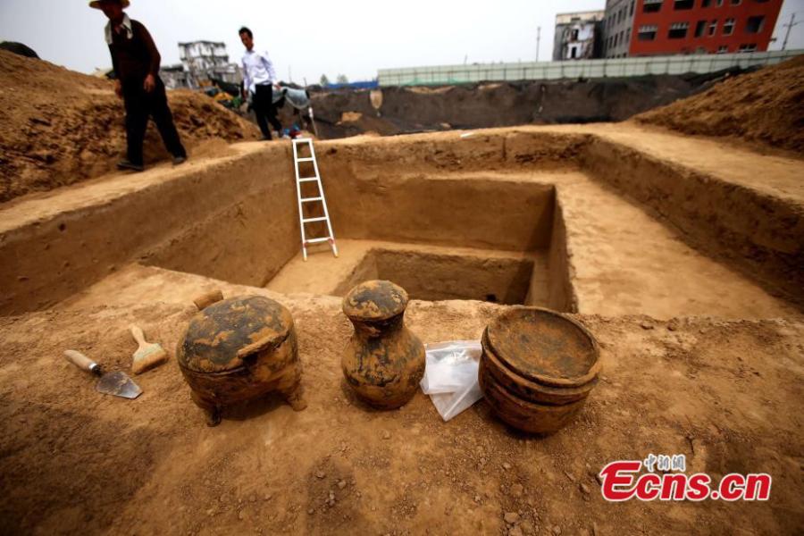Archaeologists unearth Eastern Zhou Dynasty tombs(2/11)