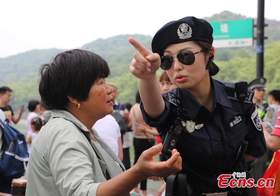 Female guards assist tourists in Hangzhou (1/7)
