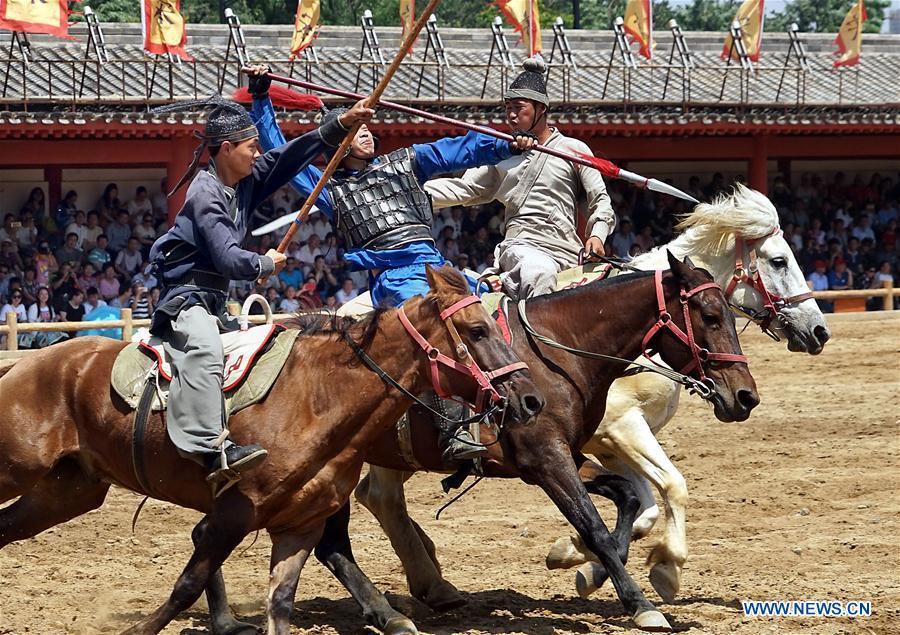 Performers demonstrate sword fighting on horseback in Kaifeng(6/8)