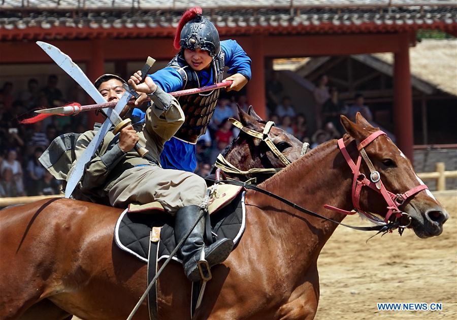 Performers demonstrate sword fighting on horseback in Kaifeng(1/8)