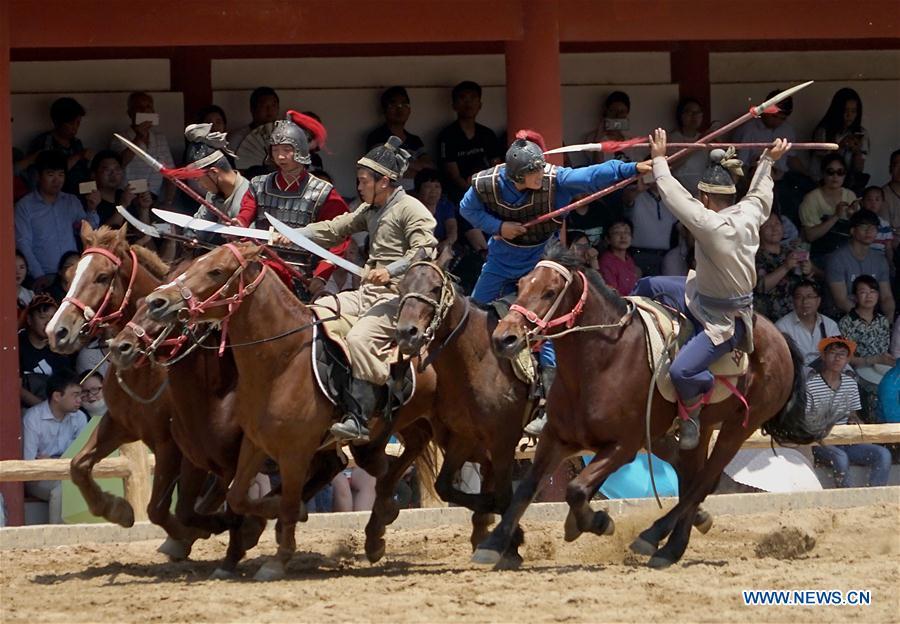 Performers demonstrate sword fighting on horseback in Kaifeng(2/8)