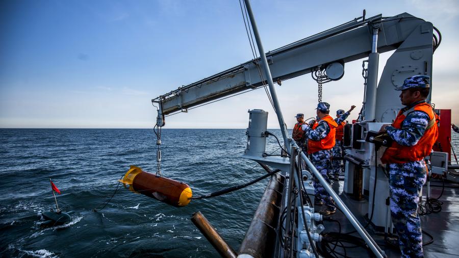 Minesweepers conduct minesweeping operations in East China Sea (1/7)