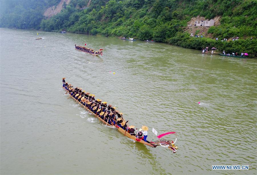 Dragon canoe festival celebrated in SW China's Guizhou(5/9)