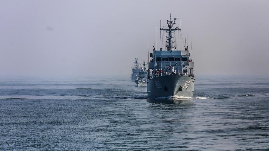 Minesweepers conduct minesweeping operations in East China Sea (1/7)