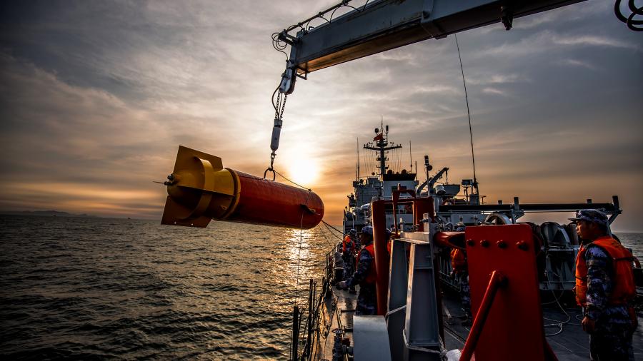Minesweepers conduct minesweeping operations in East China Sea (1/7)