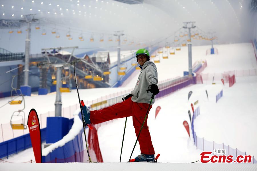 World's largest indoor ski resort opens in China's ice city(1/4)