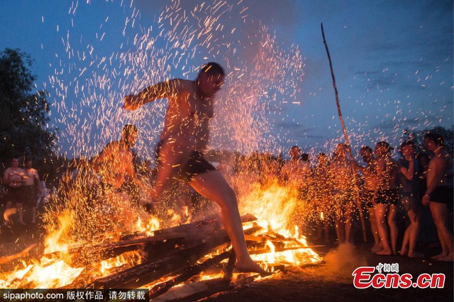 Participants in Ivan Kupala festival jump over bonfire in Russia(5/5)