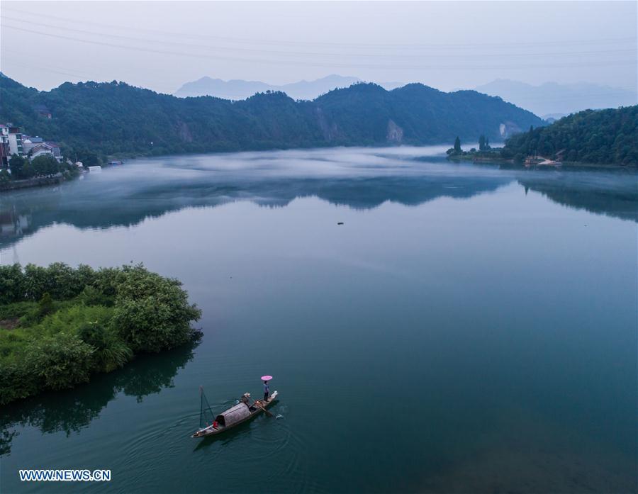 Scenery on Xin'an River in Zhejiang(5/9)