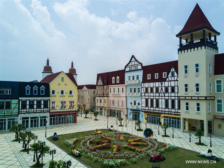 Take closer look at E China's Pinghu Shopping Town (1/6)