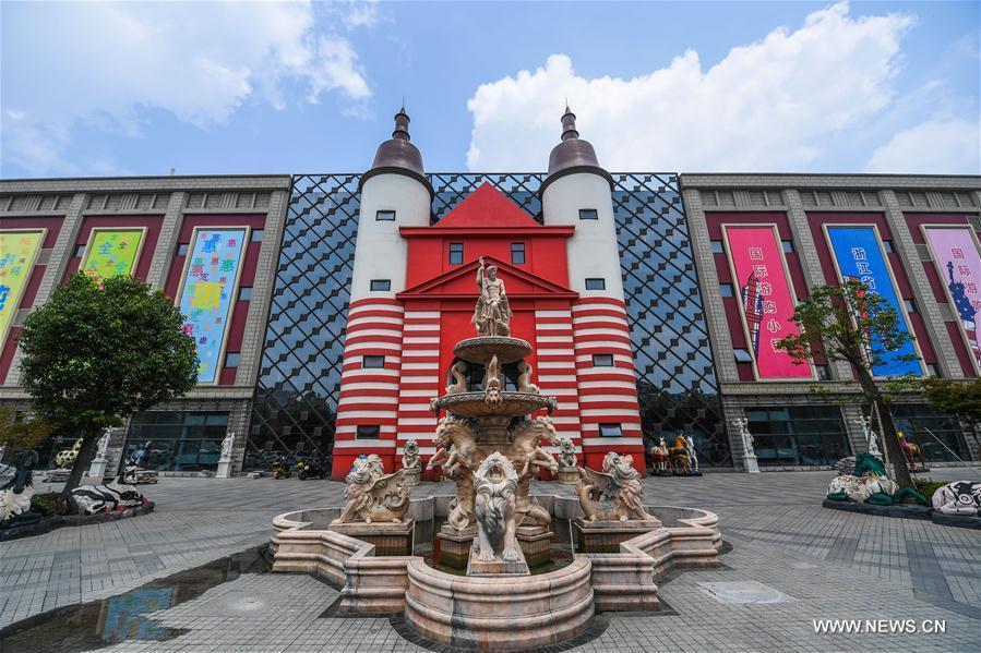 Take closer look at E China's Pinghu Shopping Town (6/6)