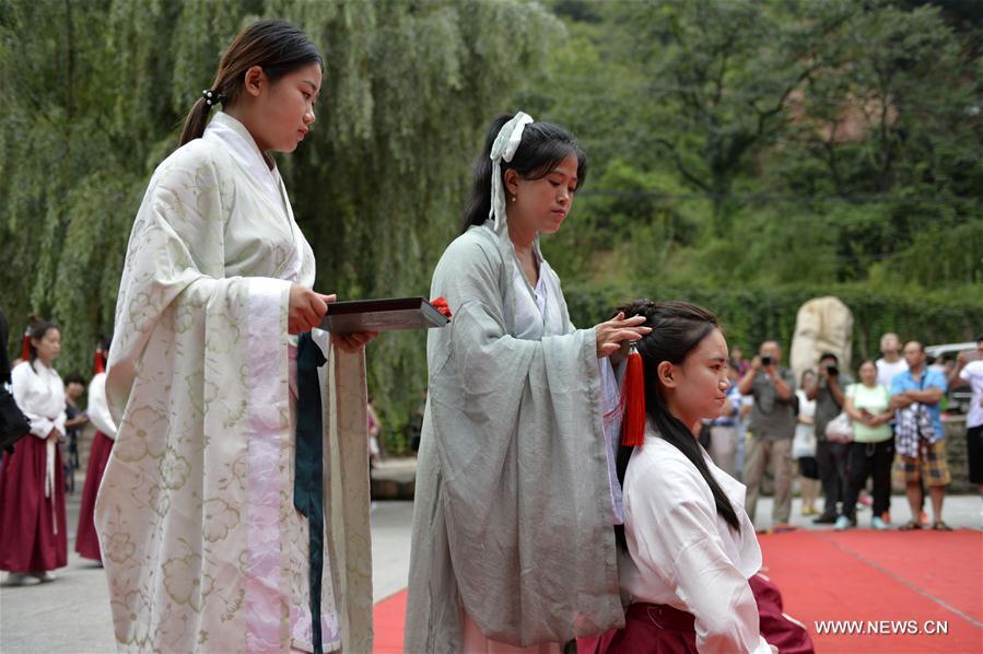 Han dress fans show Chinese traditional coming-of-age ceremony(3/4)