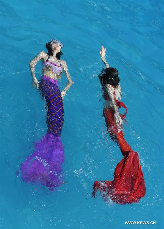 'Mermaids' play in water park in southwest China's Chongqing(2/5)