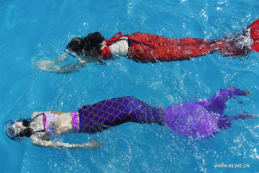 'Mermaids' play in water park in southwest China's Chongqing(2/5)