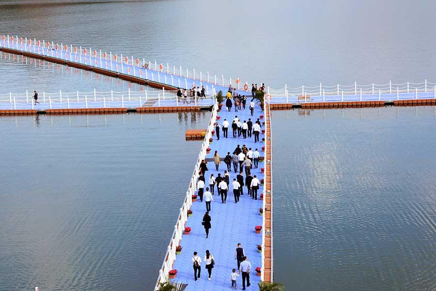 World's longest floating walkway in Guizhou(1/5)