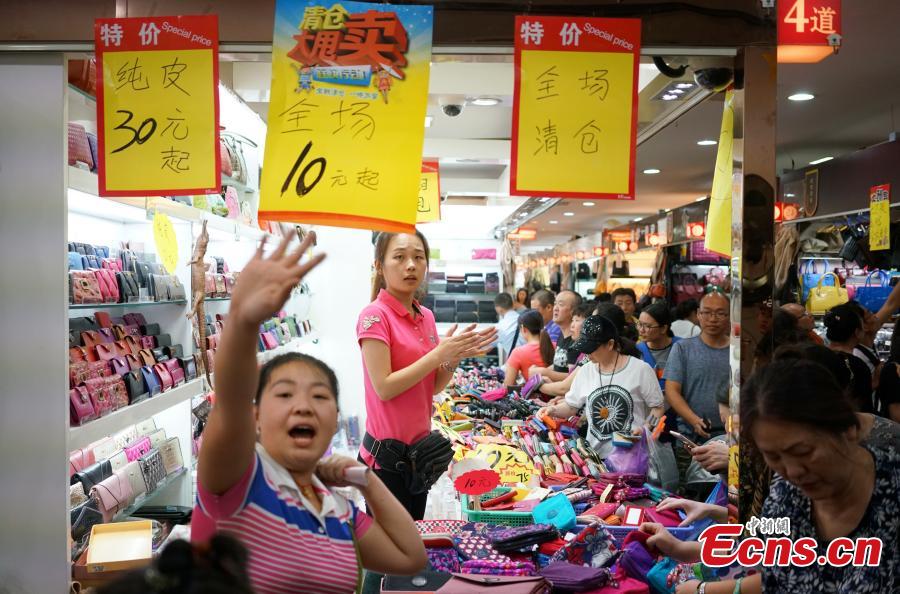 Beijing’s iconic Tianyi Market in final hours of big sales(1/8)