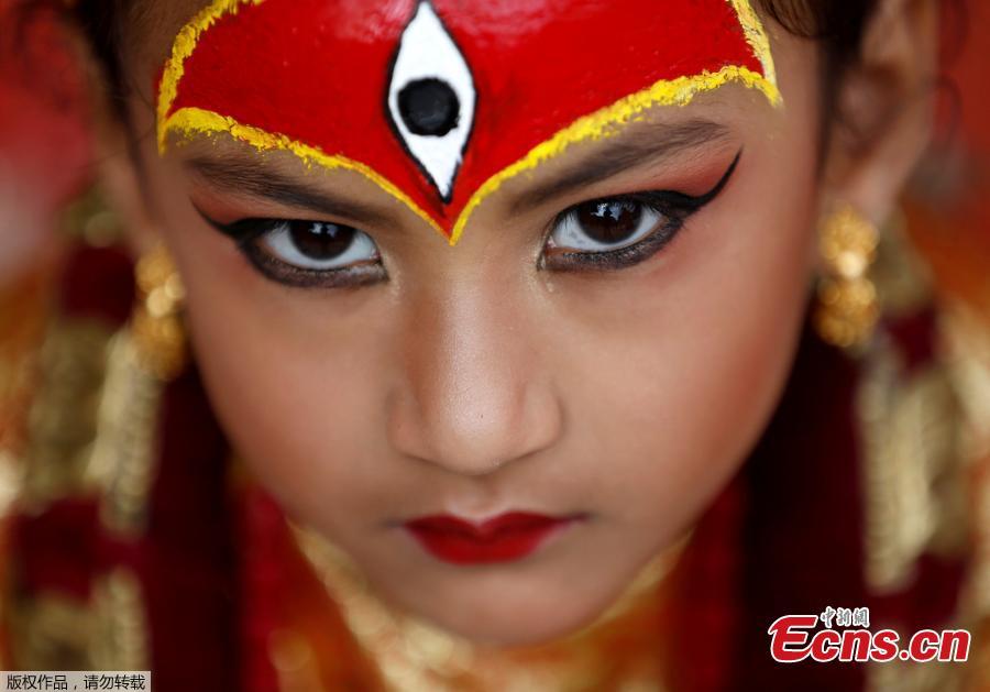 Young Nepali girls dress up as living goddess for Kumari Puja festival(1/5)