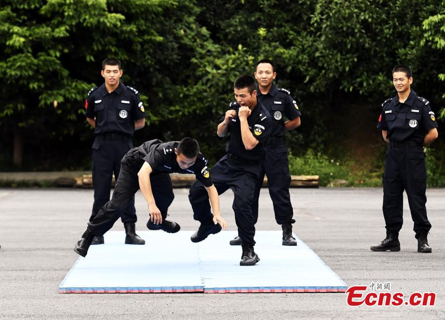 Special police guard prison in Sichuan(3/7) - Headlines, features ...