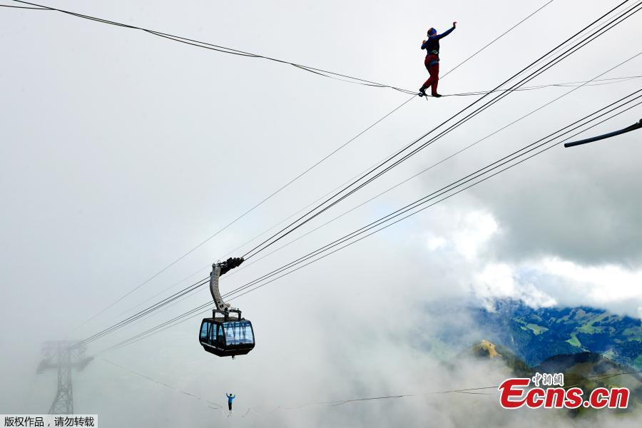 Slackliners take part in Highline Extreme event in Switzerland(2/4)