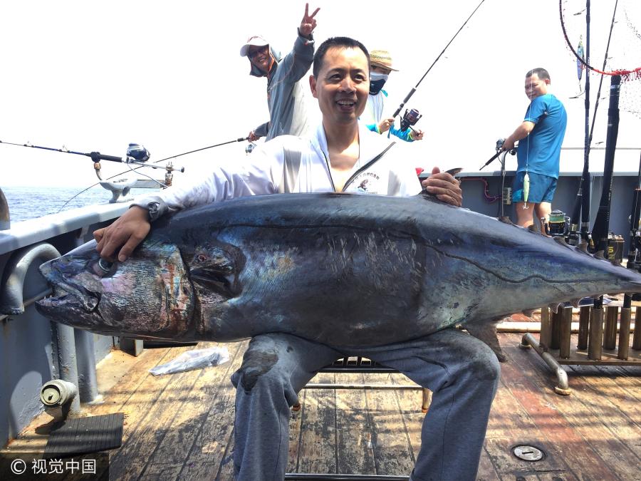 Man catches 90-kilo tuna in South China Sea(1/3)