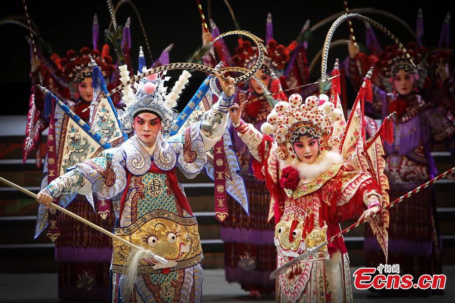 Traditional Chinese operas celebrate Mid-Autumn Festival(1/4)