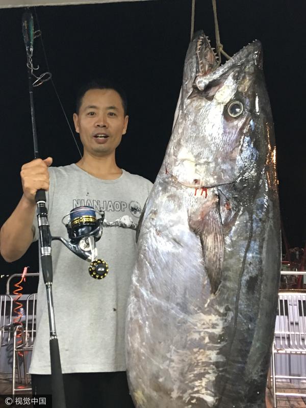 Man catches 90-kilo tuna in South China Sea(2/3)