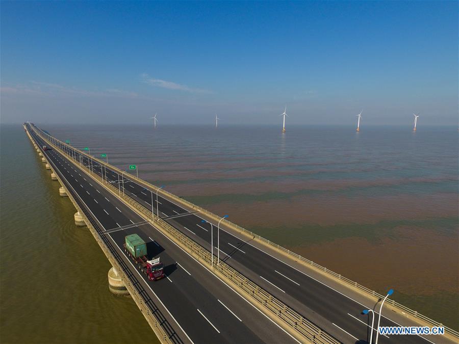 Aerial view of Donghai Bridge Offshore Wind Farm in Shanghai(4/7)