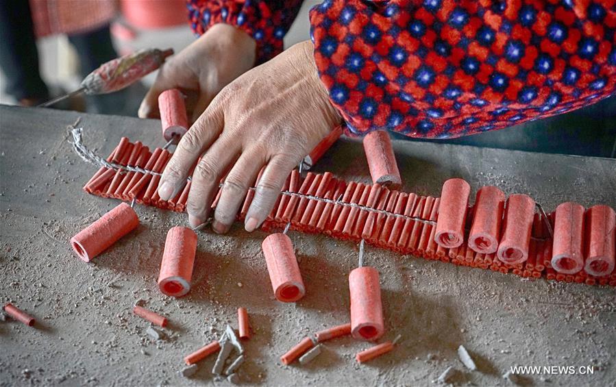 A look at one of the biggest firecracker production bases in China(3/5)