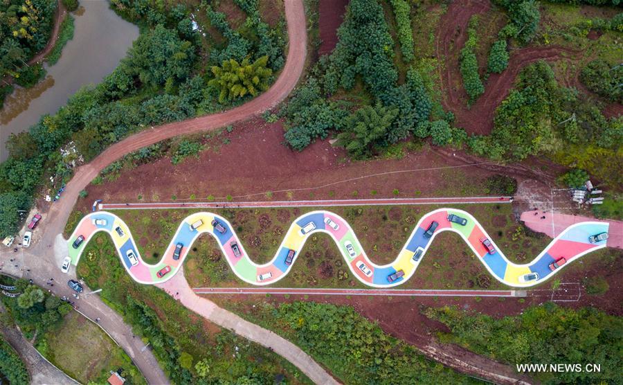 Colorful S-shaped road opens to traffic in Chongqing(1/5)