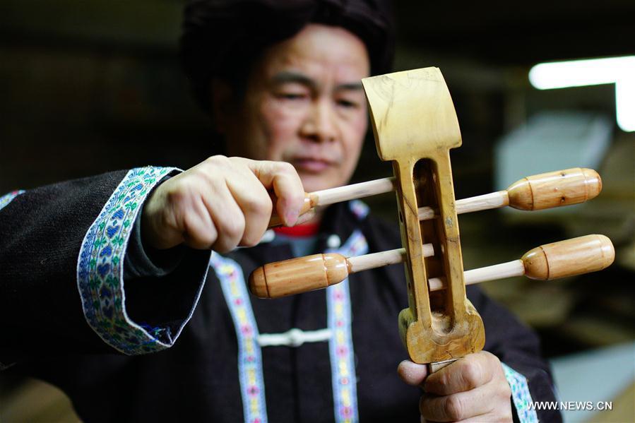 Folk instrument of Dong ethnic group: handmade pipa(1/5)