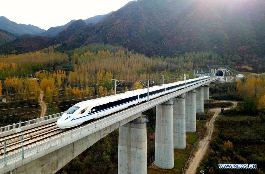 Xi'an-Chengdu high-speed railway enters test run(1/9)