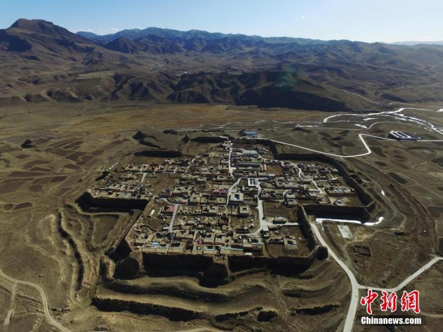 Overlooking an ancient moat lying on the Silk Road- 'Bajiao Ancient City'