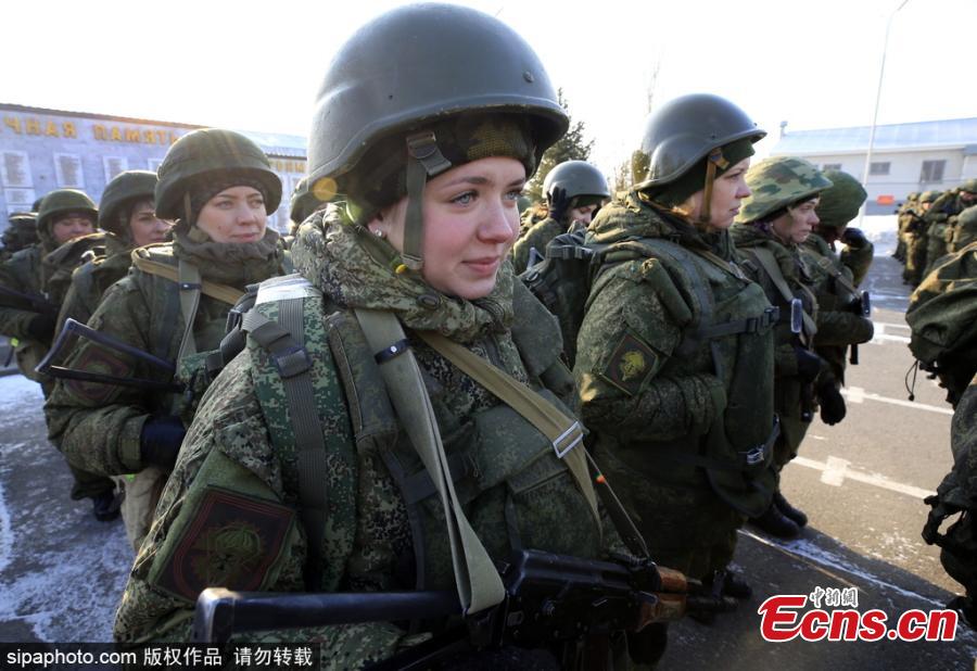 Russian female soldiers in training (1/4)