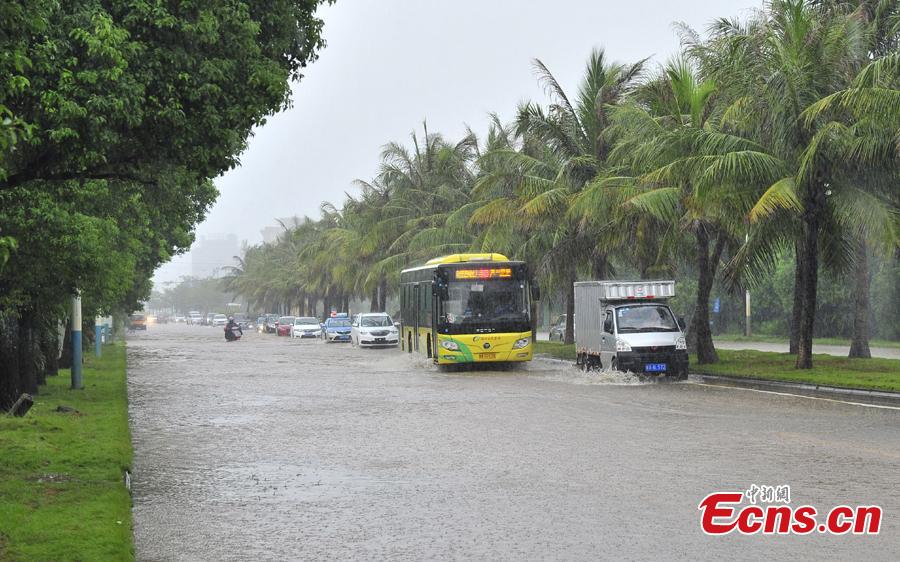Tropical storm leads to chaotic traffic in Haikou