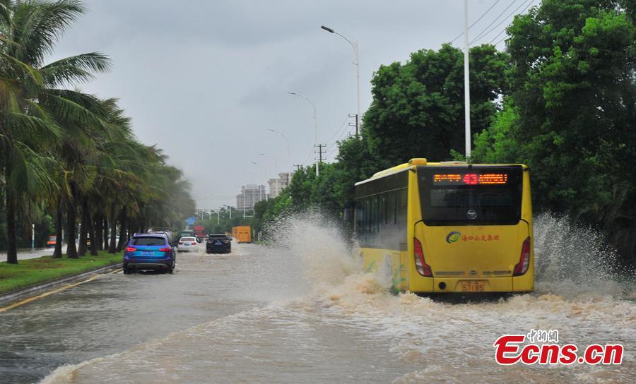 Tropical storm leads to chaotic traffic in Haikou