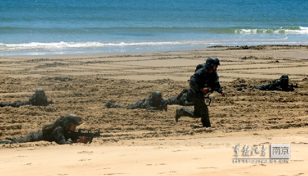 Tank unit conducts sea-crossing and island-landing training(6 ...